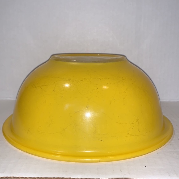 Pyrex | Kitchen | Vintage Pyrex Bowlmedium Bright Yellow 323 5 Litre ...